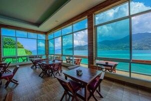 Pequeno-almoço tipo buffet diário incluído 