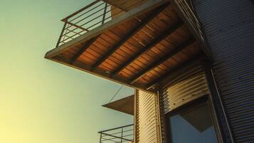 Um edifício moderno com várias varandas e janelas amplas.