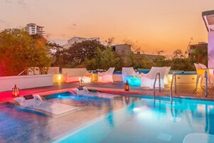 Piscina externa, funciona das 9h às 21h, espreguiçadeiras