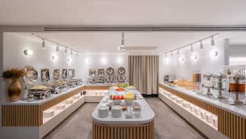 Pequenos-almoços, almoços, jantares servidos, cozinha internacional