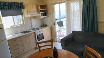 Cabine, 1 quarto, casa de banho anexa (Sleeps 4) | Cozinha privada | Um frigorífico/congelador grande, um micro-ondas, uma placa de cozinha