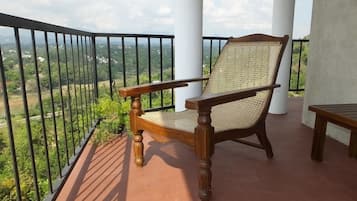 Suíte júnior, 1 cama Queen, vista para a montanha | Sacada