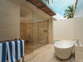 Casa de Campo Exclusiva, banheira de hidromassagem grande, vista parcial para o oceano | Casa de banho | Artigos de higiene pessoal grátis, um secador de cabelo, roupões 