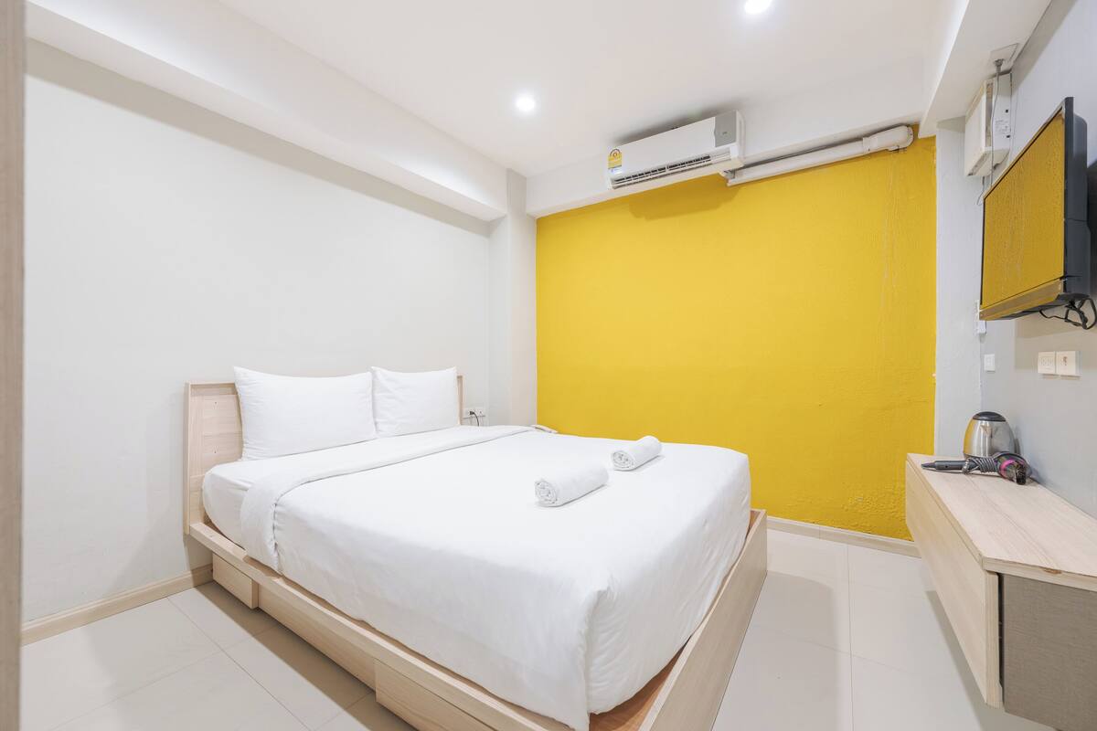 Quarto Standard | Cofre com capacidade para portátil, cortinas/cortinados opacos 