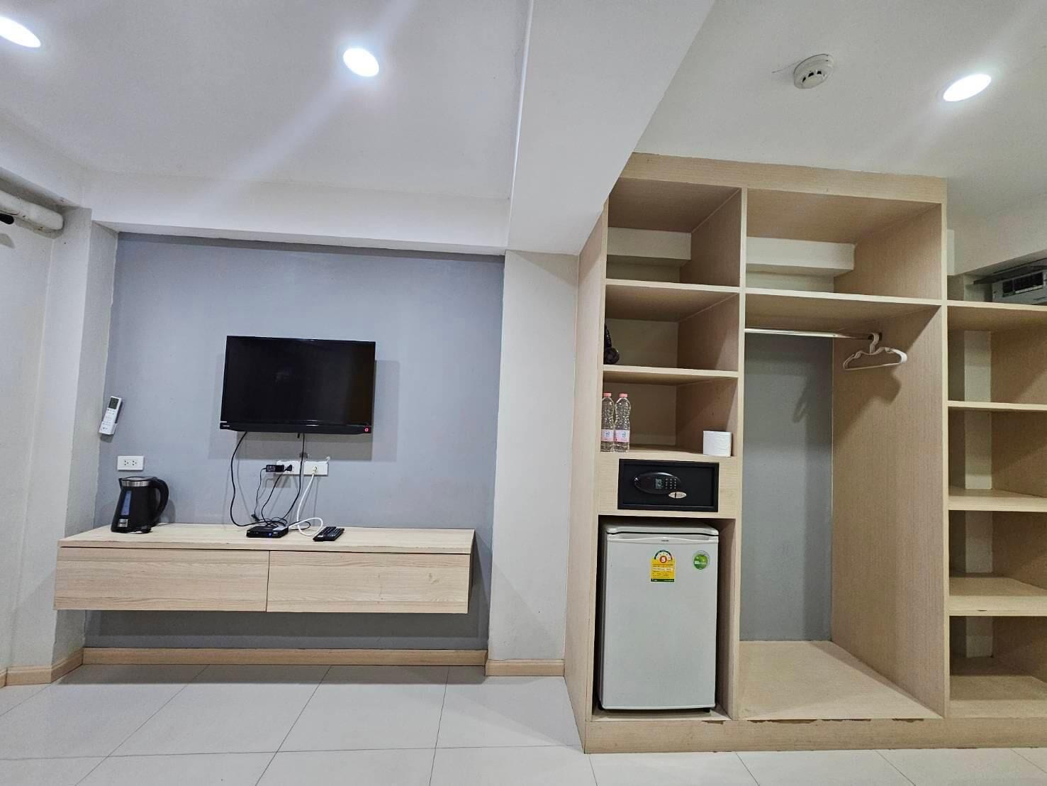 Quarto Duplo Superior | Cofre com capacidade para portátil, cortinas/cortinados opacos 