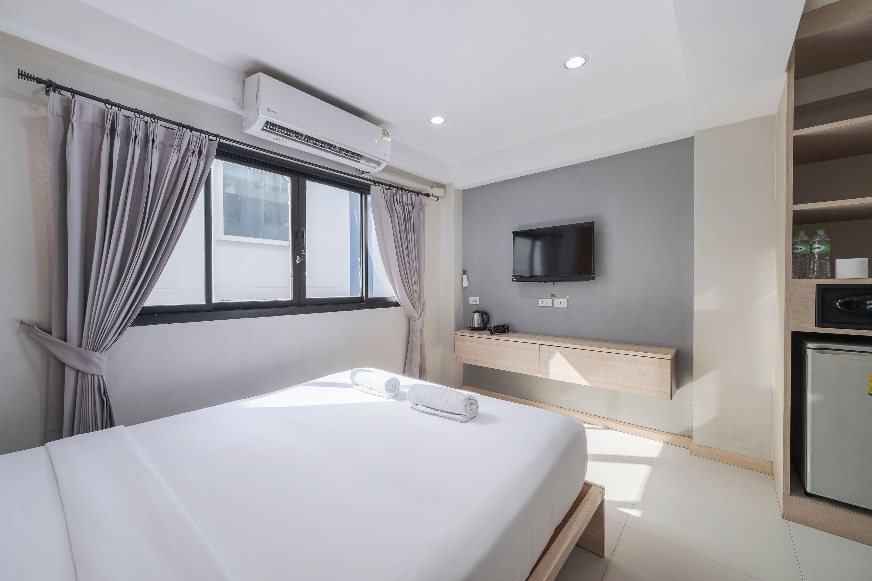 Quarto Duplo Superior | Cofre com capacidade para portátil, cortinas/cortinados opacos 