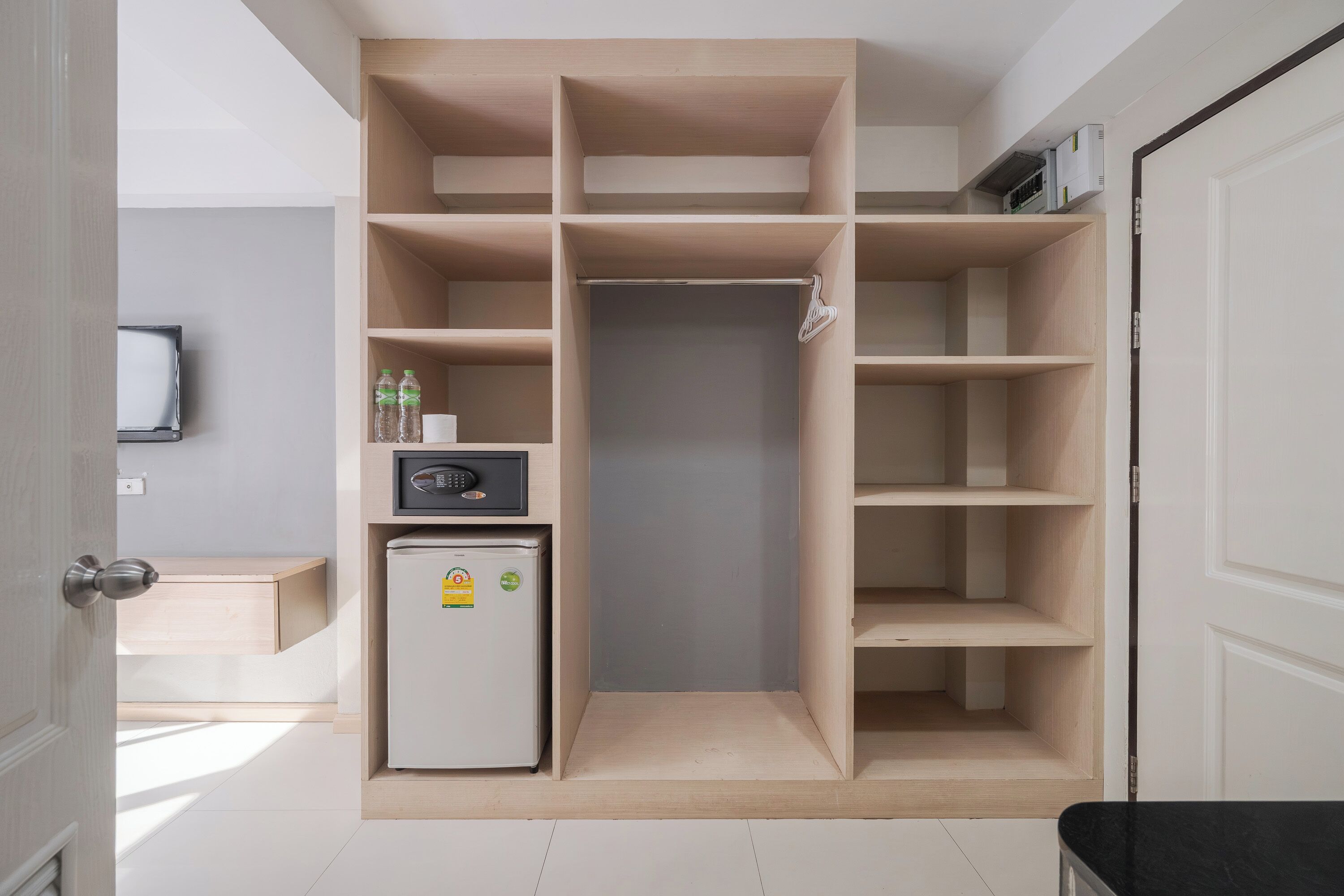 Quarto Duplo Superior | Cofre com capacidade para portátil, cortinas/cortinados opacos 