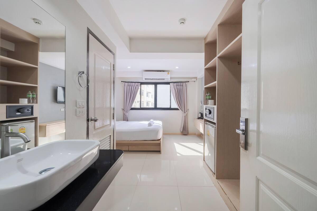 Quarto Duplo Superior | Cofre com capacidade para portátil, cortinas/cortinados opacos 