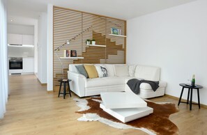 Duplex superluxo, 1 quarto, cozinha, vista para a cidade | Sala de estar | TV de tela plana