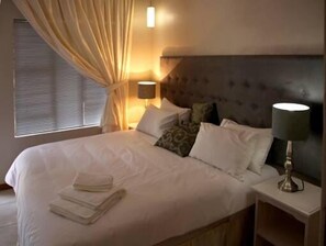 Honeymoon Suite | Cofre no quarto, com mobília individualizada, secretária 