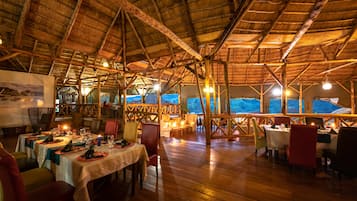 Café da manhã, almoço e jantar; culinária internacional