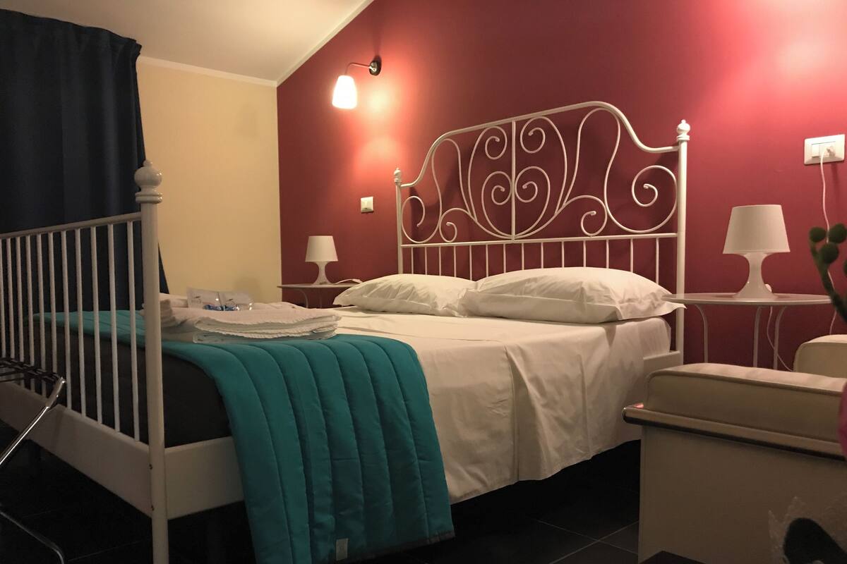 Roupas de cama premium, edredons de pluma, frigobar, escrivaninha