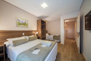 Quarto Conjugado III | Frigobar, cortinas blackout, Wi-Fi de cortesia, roupa de cama