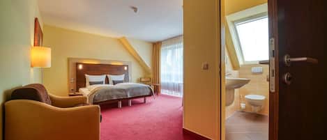 Quarto Triplo | Roupa hipoalergénica, edredões de penas, cofre no quarto, secretária