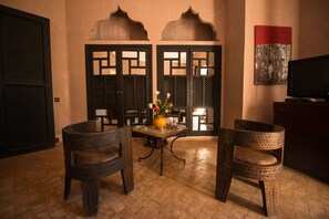 Quarto Duplo de Luxo | Roupa de alta qualidade, cofre no quarto, secretária 