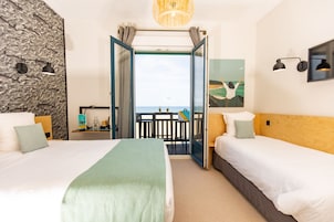 Quarto triplo, sacada, vista para o mar | Roupas de cama premium, escrivaninha, quartos à prova de som