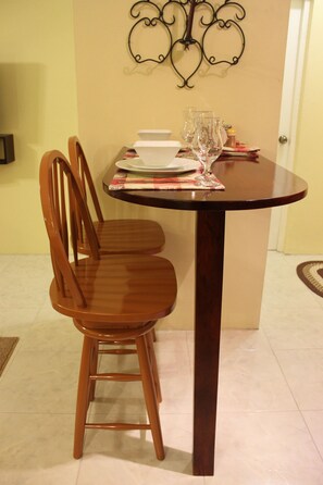 Estúdio conforto, 1 quarto | Opções para refeição no quarto