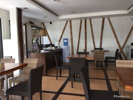 Almoços e jantares servidos, incluindo cozinha internacional 