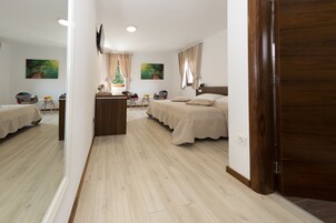 Quarto Duplo Standard, vista para o jardim | Camas de colchão viscoelástico, minibar, cofre no quarto, secretária 