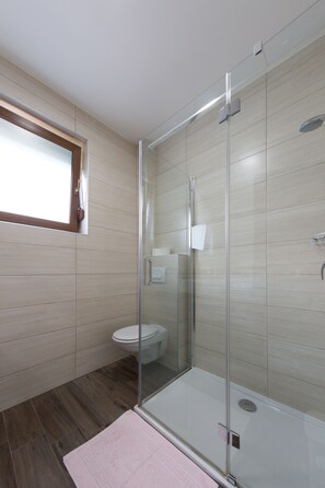 Quarto Duplo Standard, vista para o jardim | Camas de colchão viscoelástico, minibar, cofre no quarto, secretária 
