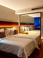 Quarto casal luxo | Cofres nos quartos, escrivaninha, espaço de trabalho para notebook