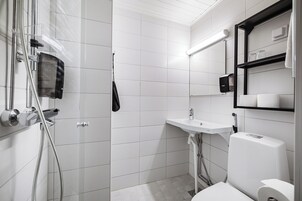 Quarto duplo standard | Banheiro | Chuveiro, secador de cabelo, toalhas de banho, sabonete