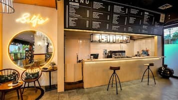 Pequenos-almoços, almoços, jantares servidos, cozinha internacional