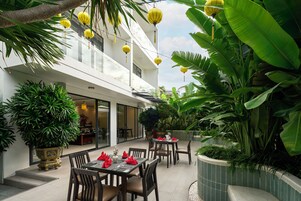 Pequenos-almoços, almoços, jantares servidos, com vista para o jardim 