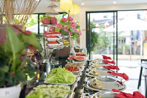 Pequenos-almoços, almoços, jantares servidos, com vista para o jardim 