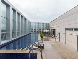 Piscina interna, piscina externa, funciona das 6h às 22h, guarda-sóis