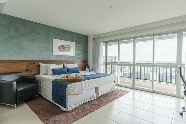 Quarto Deluxe (view) | Minibar, cofre com capacidade para portátil, secretária