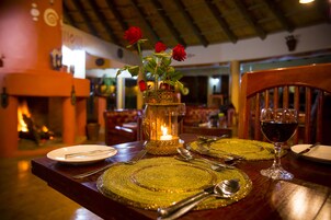 Almoços e jantares servidos, incluindo cozinha internacional 