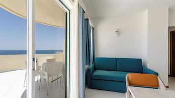Apartamento, 1 quarto, vista para o mar (Front) | Sala de estar | TV de ecrã plano