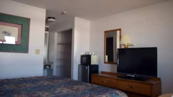 Quarto, 1 cama King | Ferros/tábuas de passar roupa, Wi-Fi de cortesia, roupa de cama