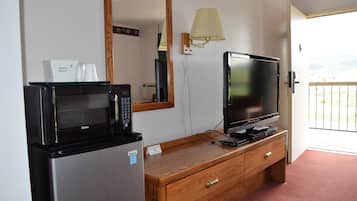 Quarto, 1 cama King | Ferros/tábuas de passar roupa, Wi-Fi de cortesia, roupa de cama