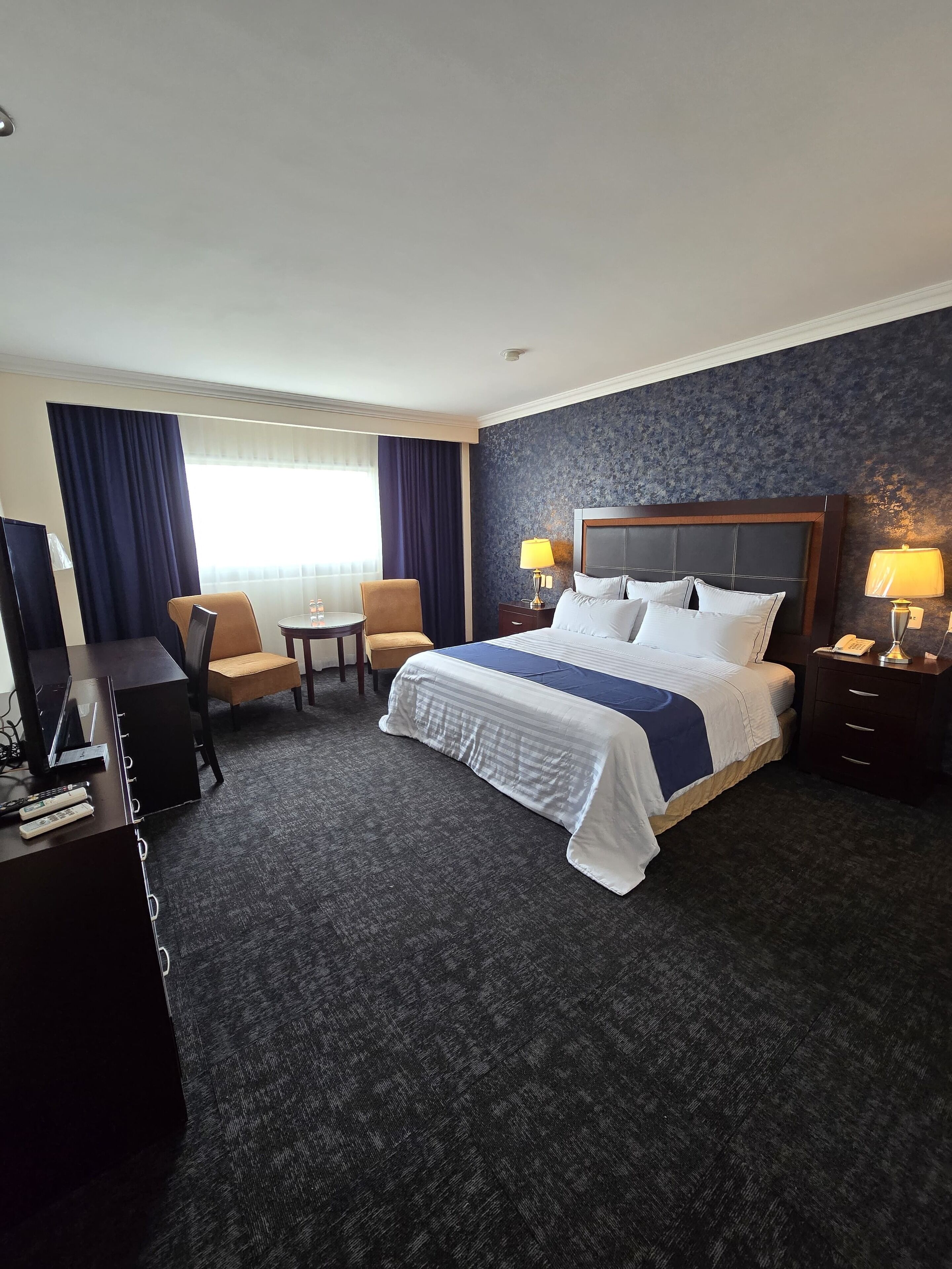 Quarto Standard, 1 cama king-size | Roupa de alta qualidade, cofre com capacidade para portátil, secretária 