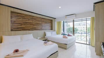 Minibar, cofre no quarto, secretária, cortinas/cortinados opacos
