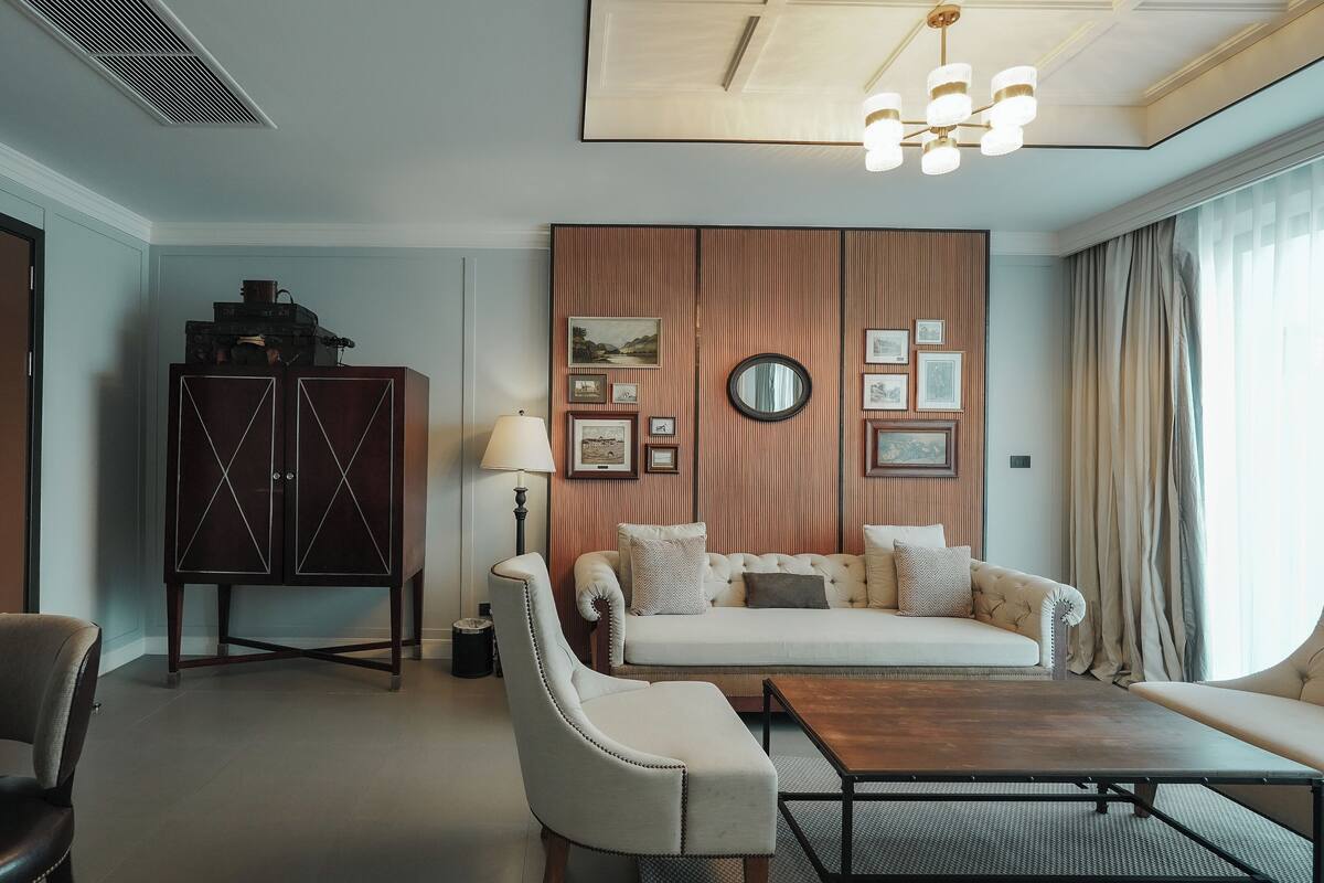 One Bedroom Suite (Free Airport Drop Off) | 1 quarto, cofre no quarto, secretária, ferro/tábua de engomar