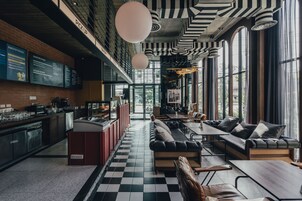 Café da manhã, almoço e jantar; culinária internacional 