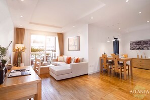 Apartamento Superior, 1 quarto, casa de banho privativa, Vista para a cidade | Roupa de alta qualidade, cofre no quarto, com decoração personalizada 