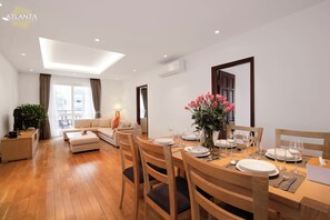 Apartamento superluxo, 2 quartos, 2 banheiros, vista para a cidade | Sala de jantar