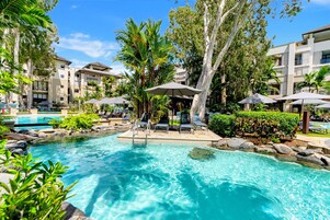 3 piscinas externas, barracas de cortesia, guarda-sóis