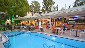 Piscina exterior sazonal, guarda-sóis, espreguiçadeiras