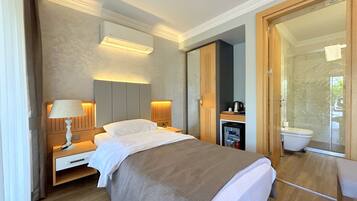 Quarto Individual Superior, 1 cama individual (Four People) | 1 quarto, minibar, cofre no quarto, secretária