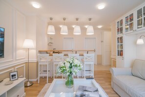 Estúdio (Attic) | Sala de estar | TV de tela plana