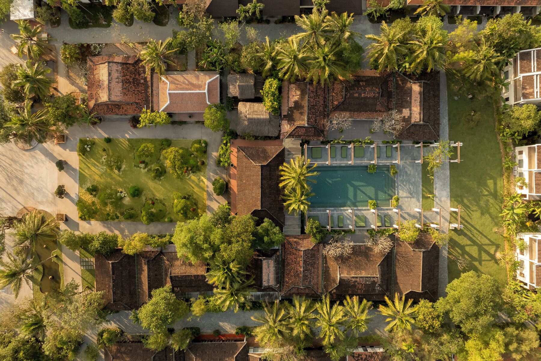 2 piscinas exteriores, guarda-sóis, espreguiçadeiras 