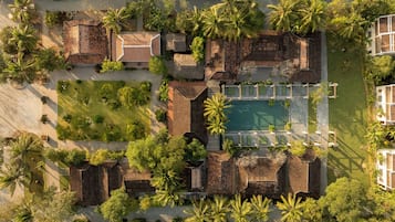 2 piscinas exteriores, guarda-sóis, espreguiçadeiras