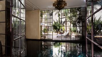 Piscina interior, espreguiçadeiras