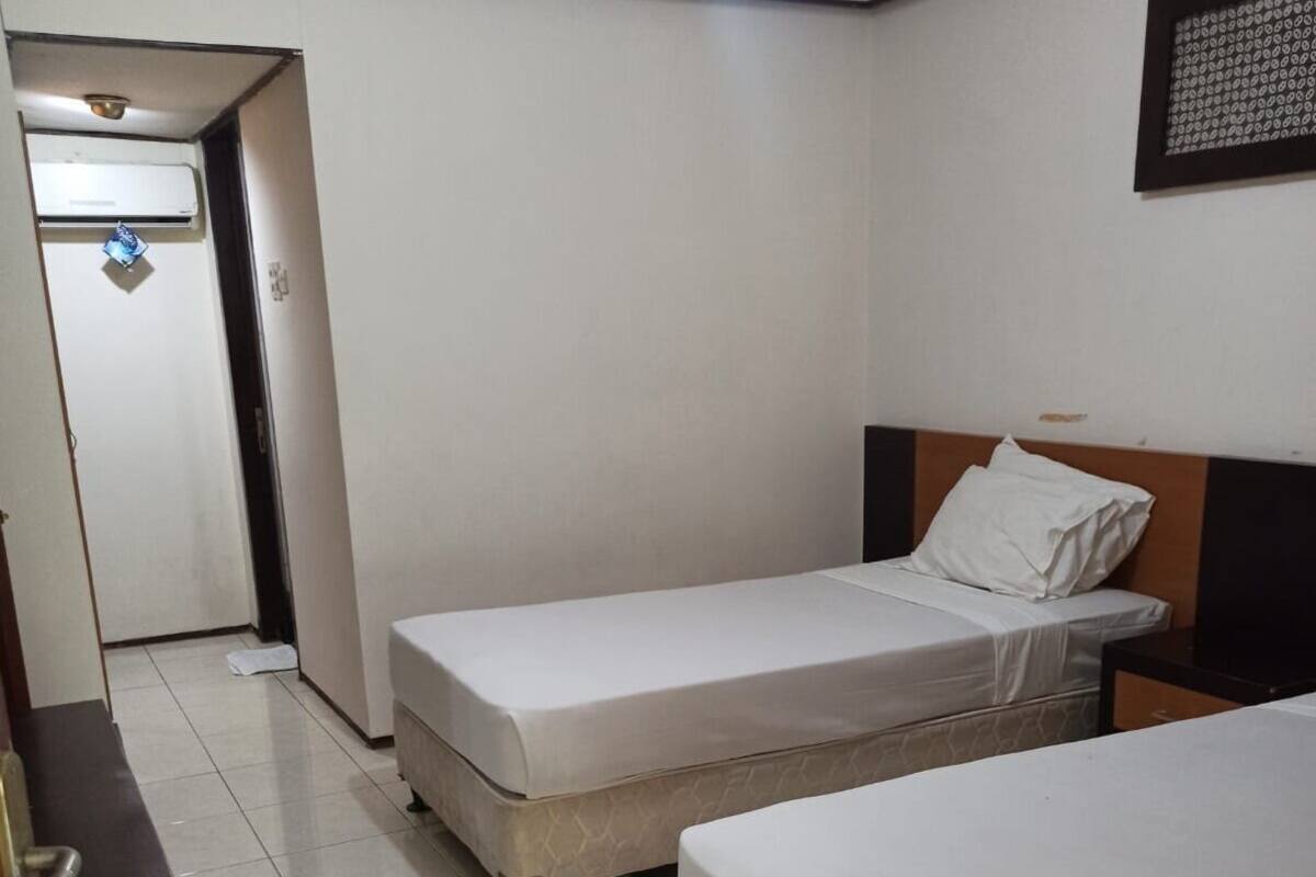 Roupa de alta qualidade, cofre no quarto, secretária