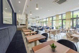 Café da manhã com buffet todos os dias (PLN 75 por pessoa)